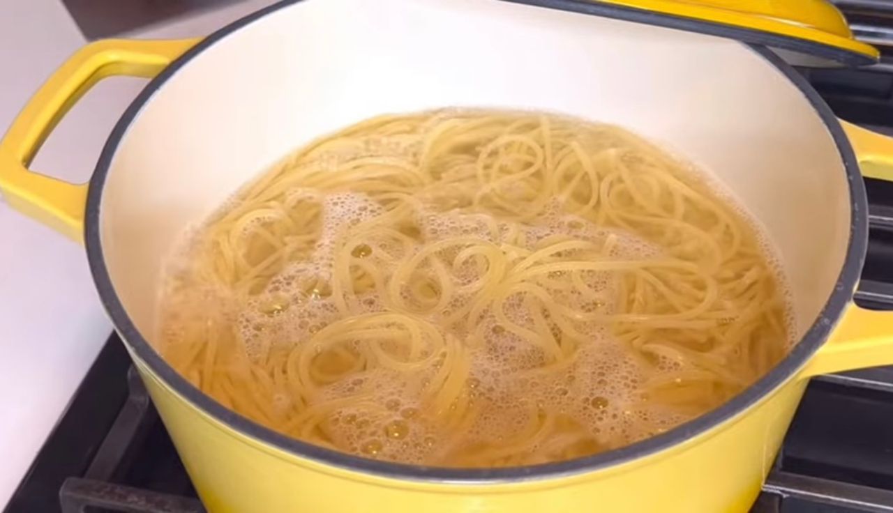 Nigerian Jollof Spaghetti Recipe – Bold, Smoky & Flavor-Packed | Joyful ...